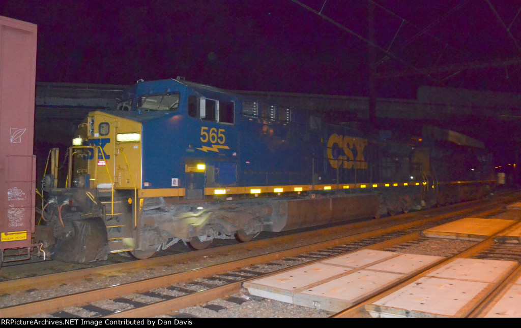 CSX CW44AH 565 trails an ES44AH on Q417-15